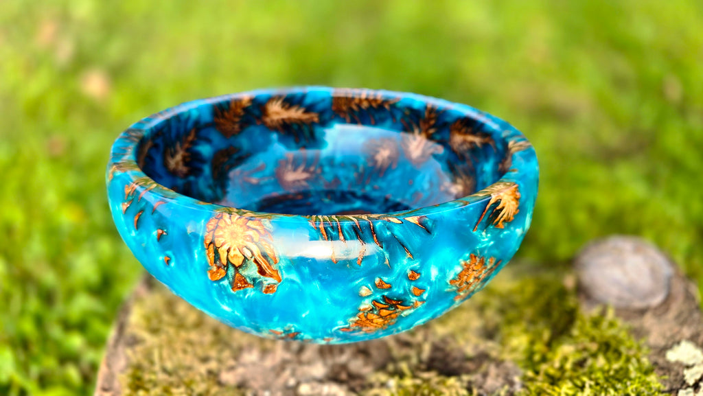 Handmade Epoxy Resin Bowl with Pine Cones – PipejaWood